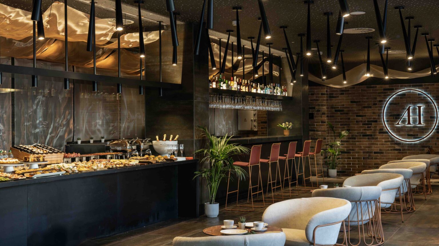 Para la apertura de este primer hotel en la capital vasca, la compañía ...